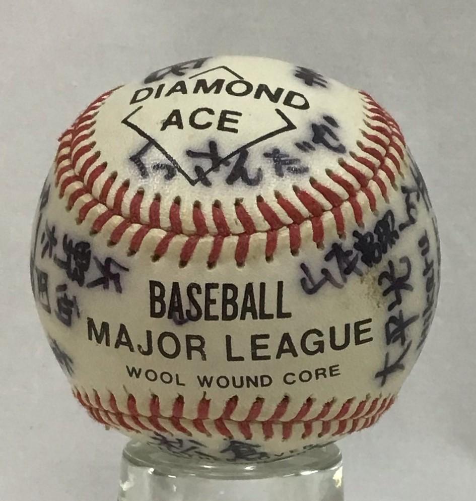 Baseball signed by a Japanese team | Collections WA