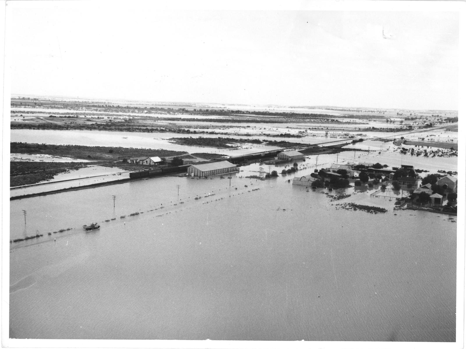 1953 FLOODS IN MERREDIN AREA | Collections WA