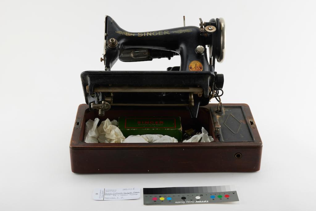 SEWING MACHINE: 'SINGER' MODEL 99K WITH WOODEN STORAGE CASE ...