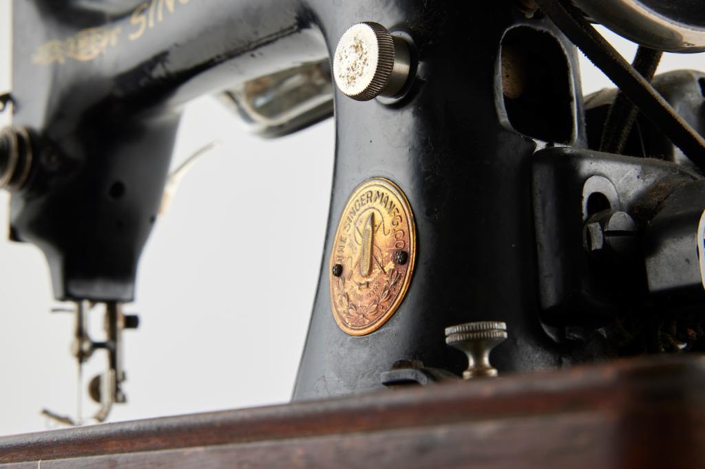 SEWING MACHINE: 'SINGER' MODEL 99K WITH WOODEN STORAGE CASE ...