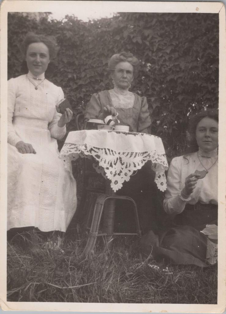 PHOTOGRAPH: DOROTHY, EILEEN AND MARY NEWMAN | Collections WA